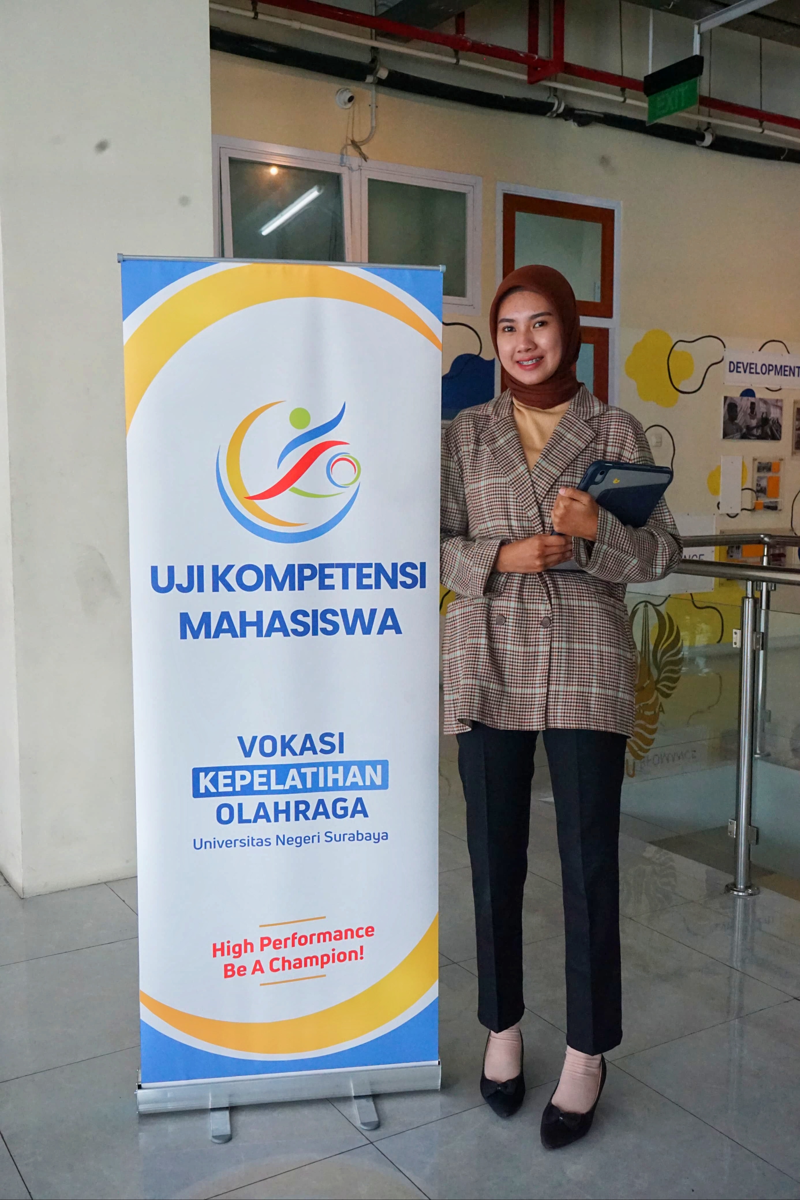 Belajar Profesional Sejak Dini: Mahasiswa VKO UNESA Tunjukkan Gaya Rapi ...