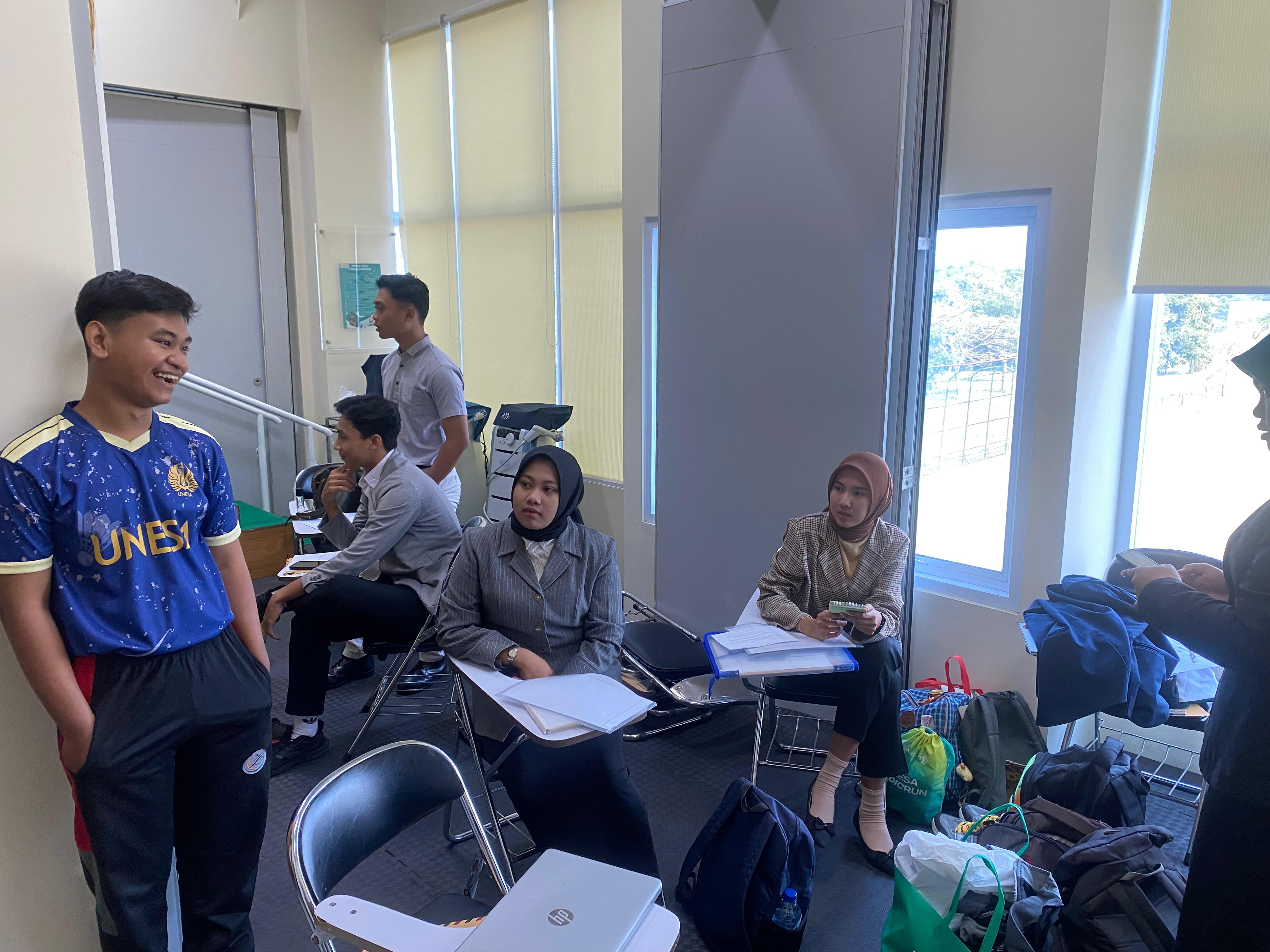 Tegang Tapi Penuh Persiapan, Mahasiswa VKO UNESA Mantapkan Diri Jelang ...