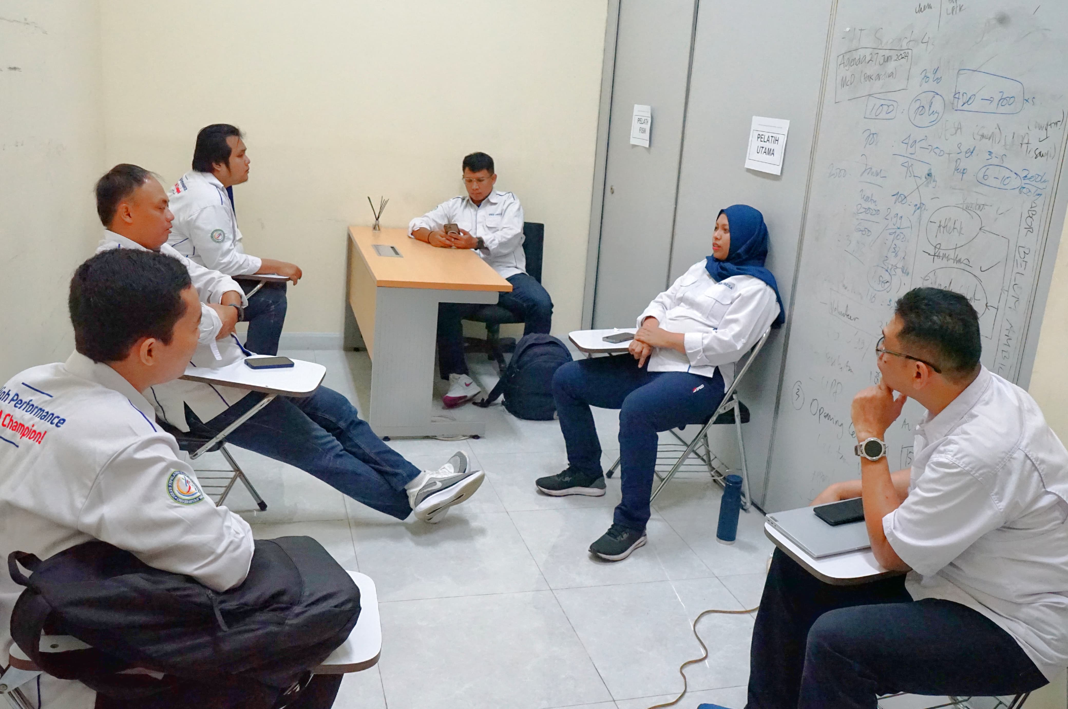 Siap Tempur di Dunia Kerja: Dosen VKO UNESA Gelar Uji Kompetensi Magang untuk Mahasiswa