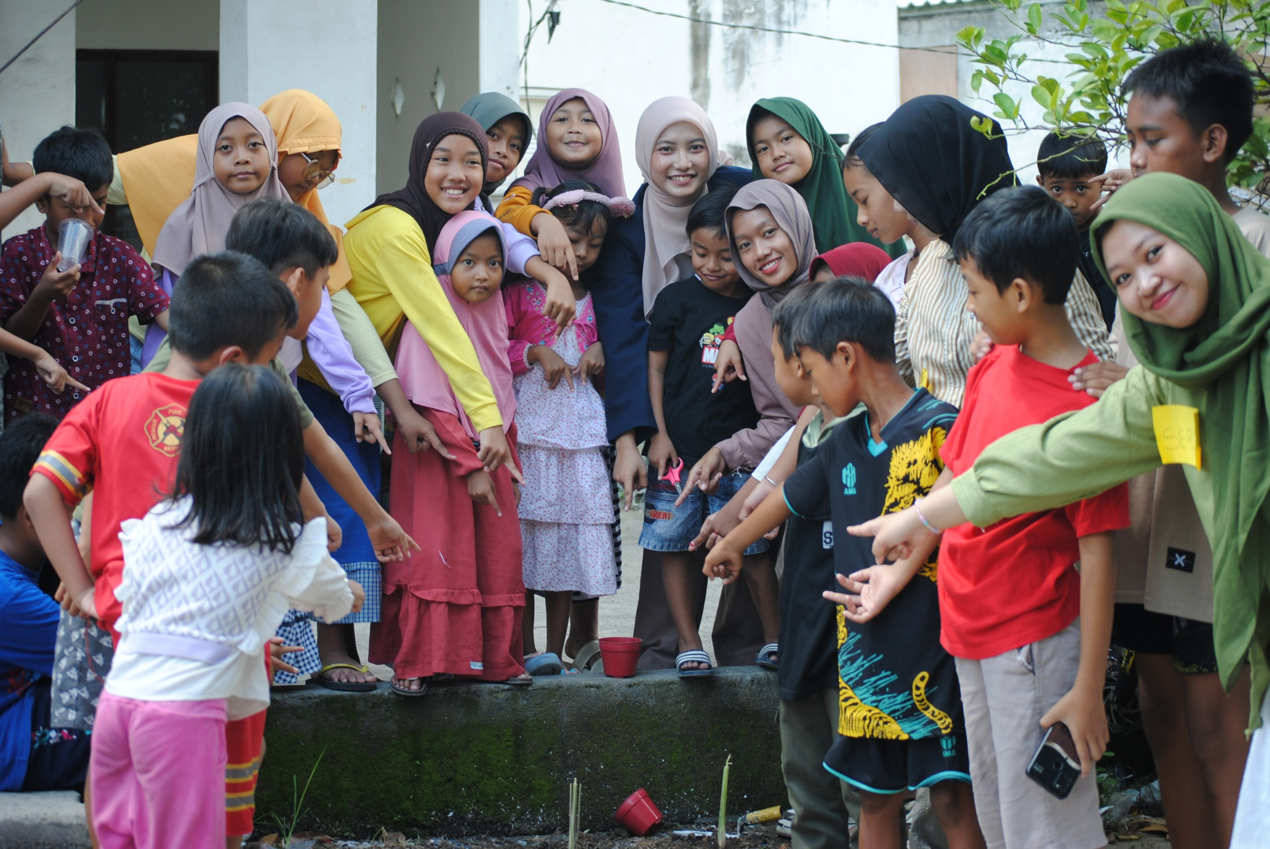 Peningkatan Kesadaran Lingkungan, Mahasiswa UNESA Kenalkan Manfaat ...