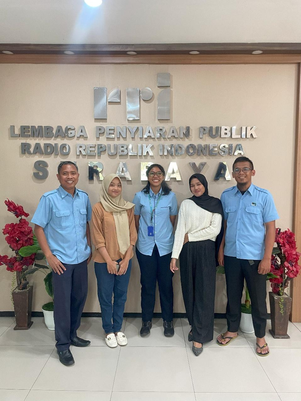 Magang di RRI Surabaya, Mahasiswa Ilmu Komunikasi UNESA Kembangkan ...