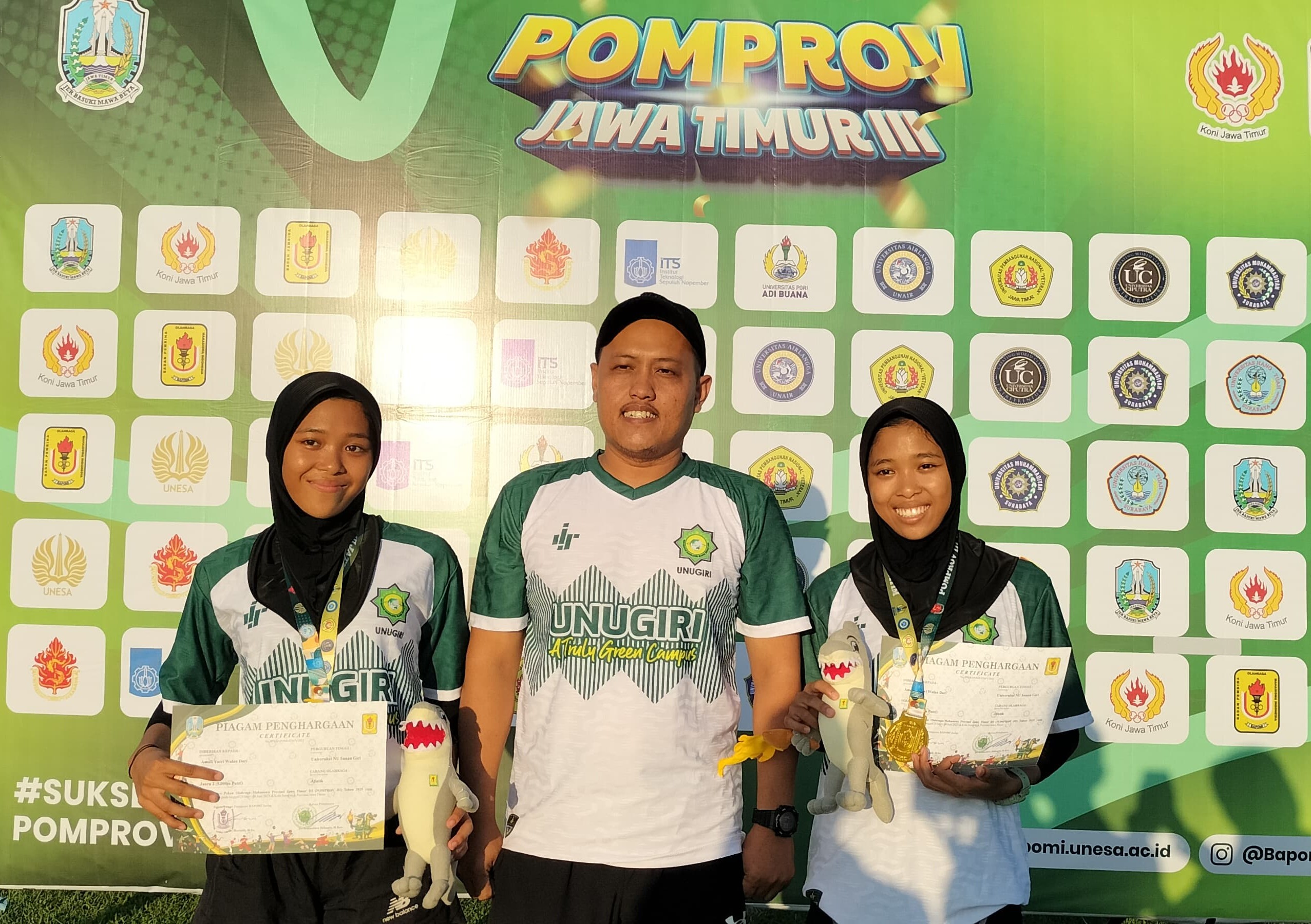 Atlet Kembar Unugiri Sumbang Medali Emas dan Bawa Kampusnya Runner-up Cabor Atletik