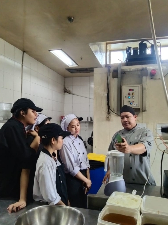 Dari Dapur Banquet hingga Meja Resepsi: Konsistensi SOP dalam Produksi ...