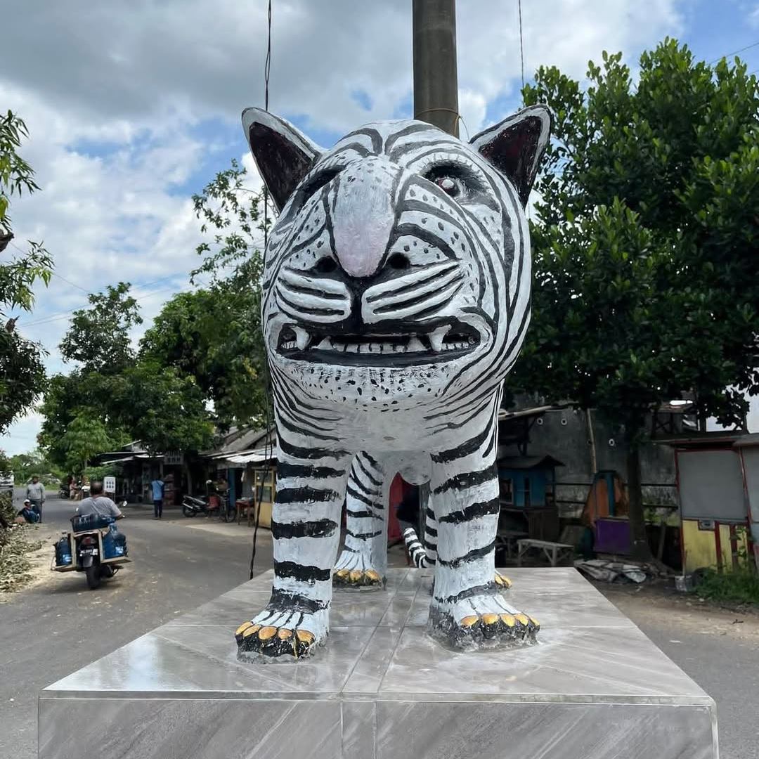Serba-Serbi Patung Macan Putih di Kediri: Viral, Unik, Asal Usul, dan ...