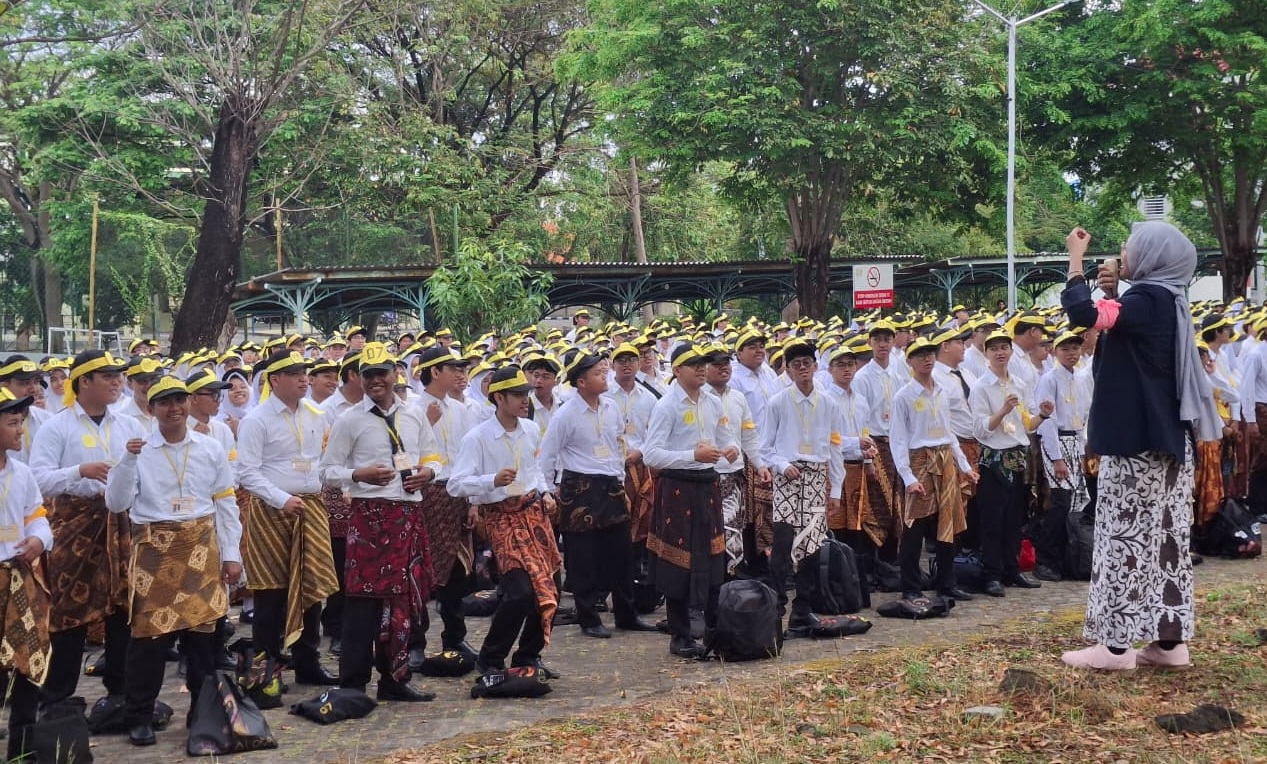 Mahasiswa Baru PSR FBS UNESA Tampil Berwarna dalam PKKMB 2025/2026