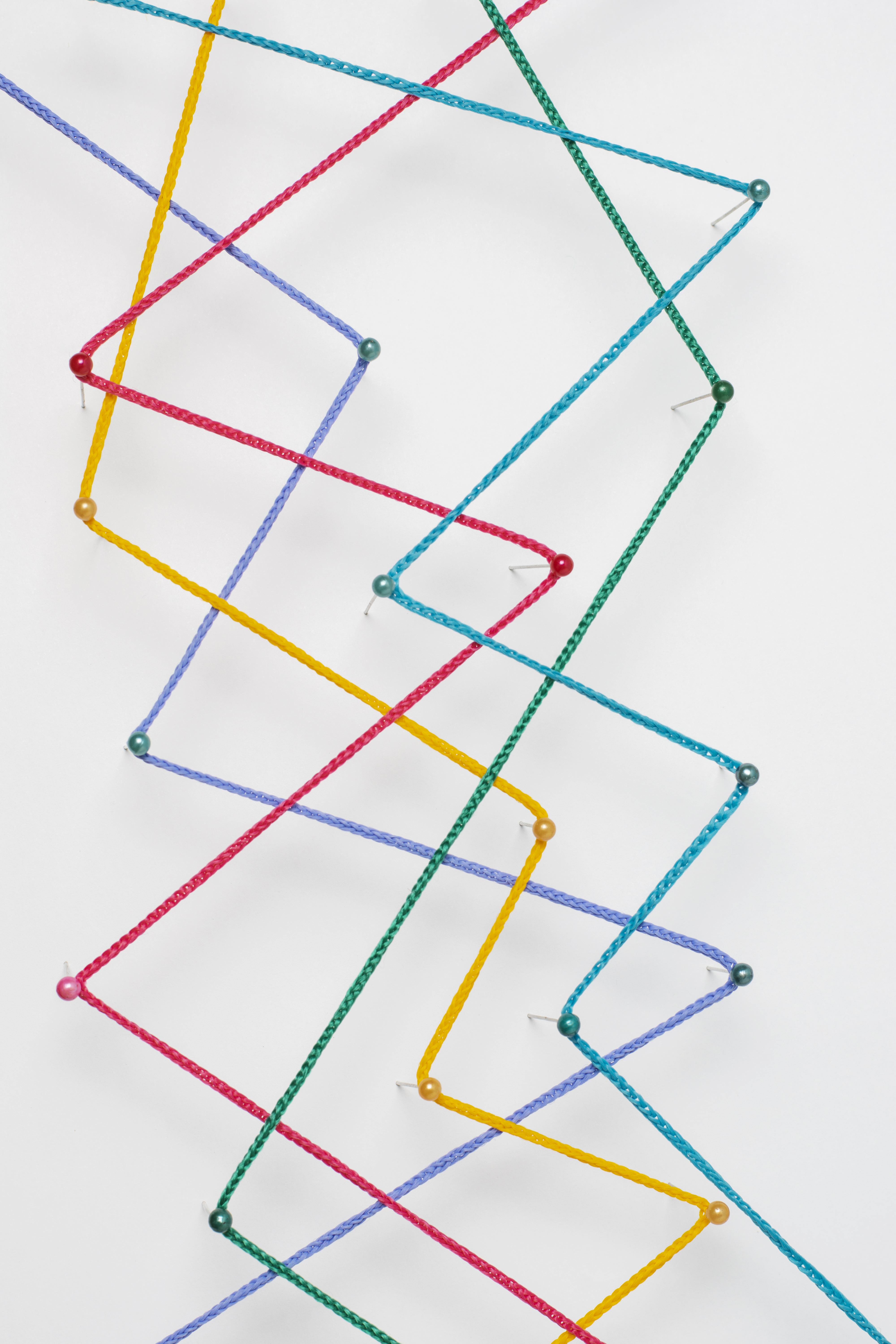 Menjelajahi Dimensi Baru: Seni dan Kerajinan String Art dalam Desain Grafis